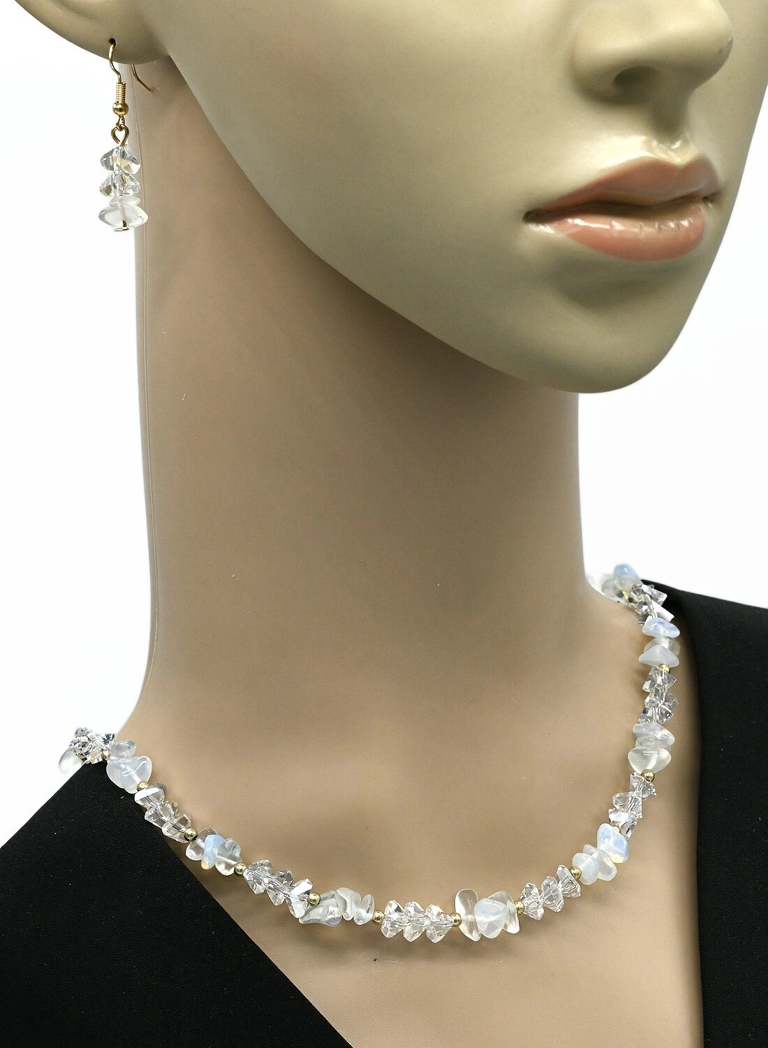 Бусы, лунный камень