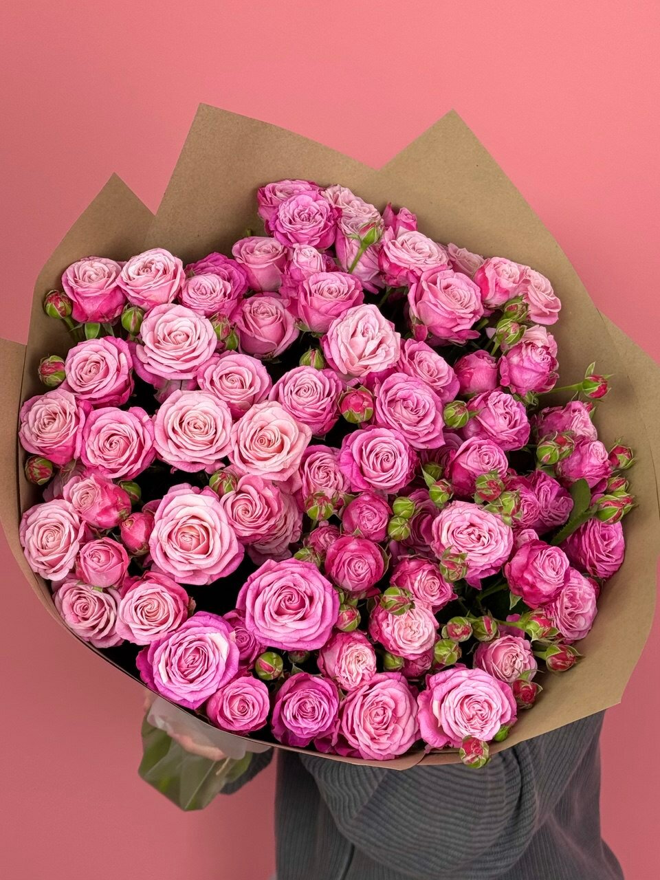 Нежный букет из пионовидных кустовых роз Леди Бомбастик с доставкой до двери