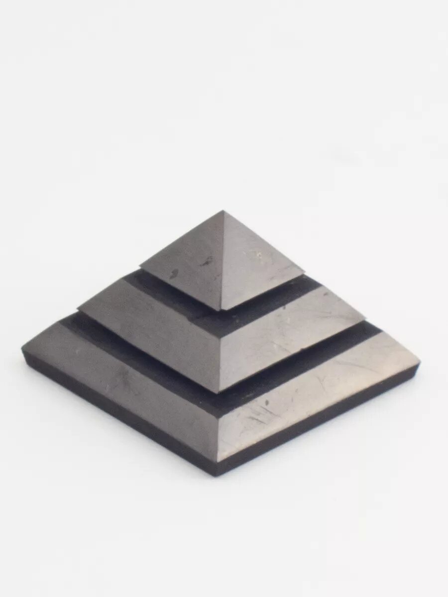 Пирамида Саккара из натурального камня Шунгит полированная. Ширина 5 см. Амулет, талисман, оберег