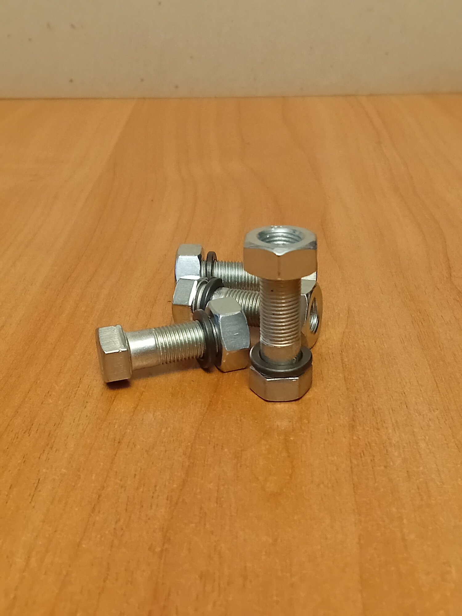 Болт М10х1х30 кардана в сборе с гайкой и гровером для Волга, Газель, УАЗ и др. Класс прочности 10.9. Комплект 4 штуки. Красная Этна