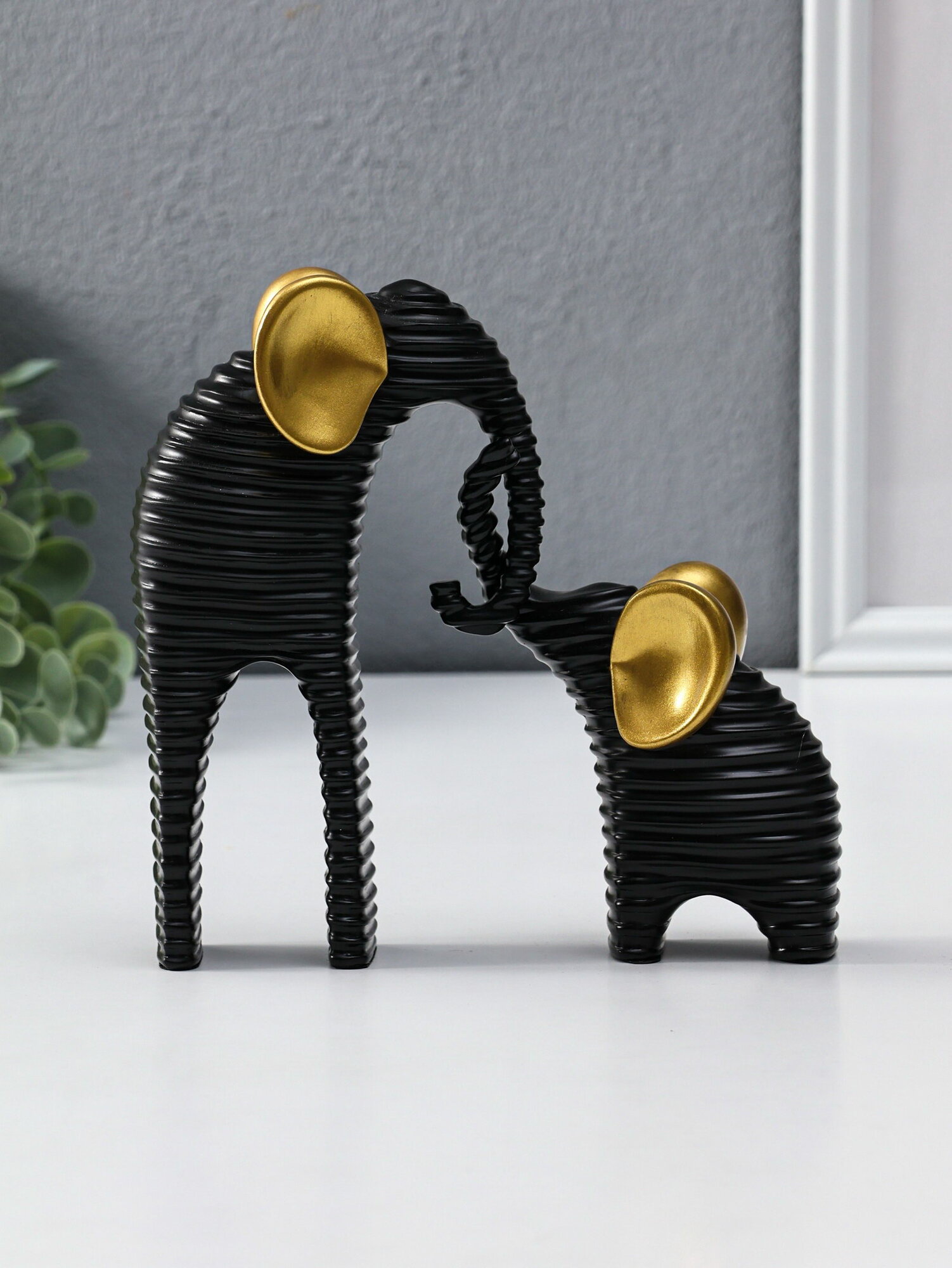 Набор фигур полистоун "Слон со слонёнком. Гофре", чёрный с золотом, 2 шт, 5.5x16.5x16.5 см