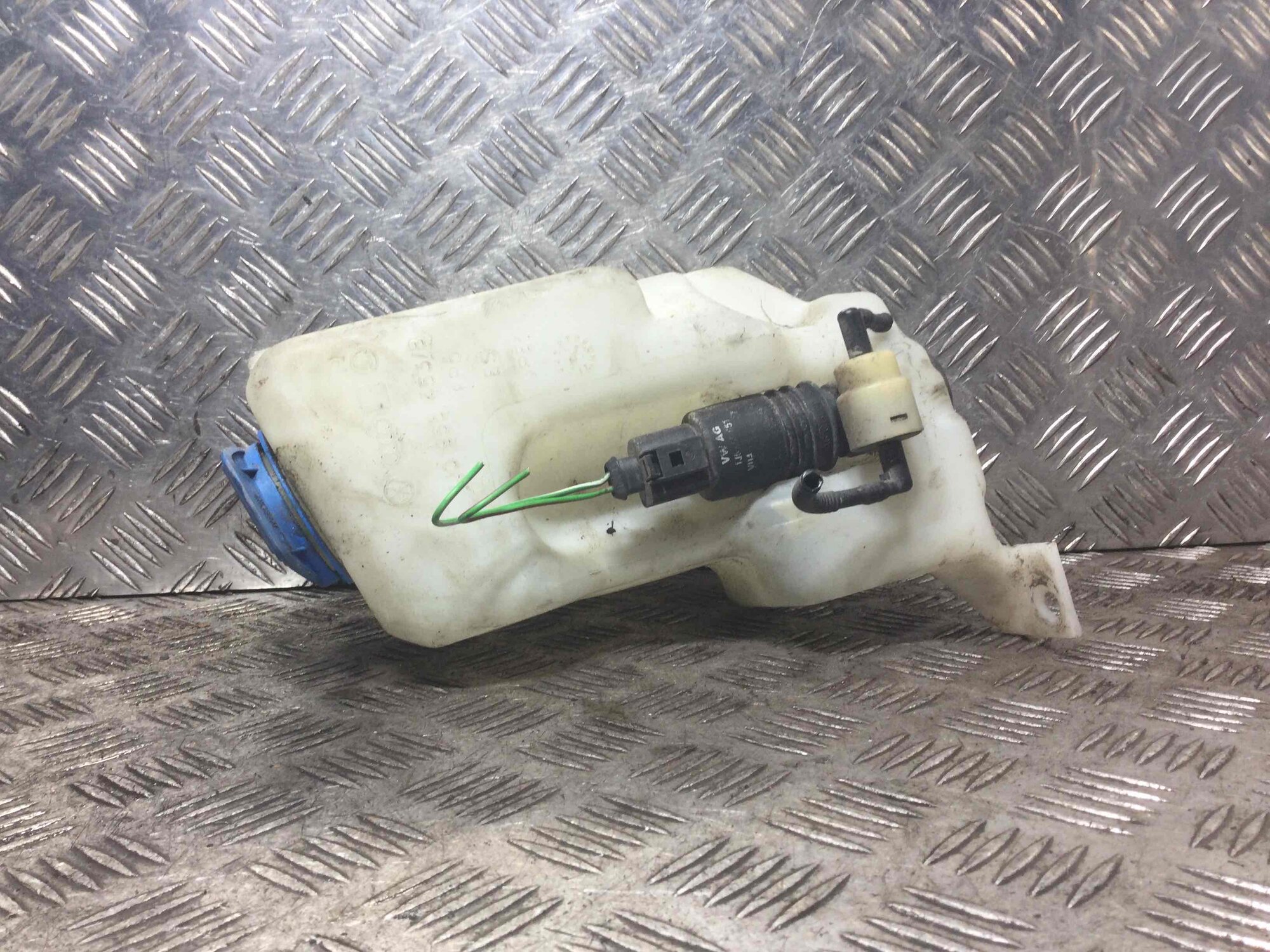 Б/У Бачок омывателя Volkswagen Golf 4 поколение (1997-2004) 2000 г.