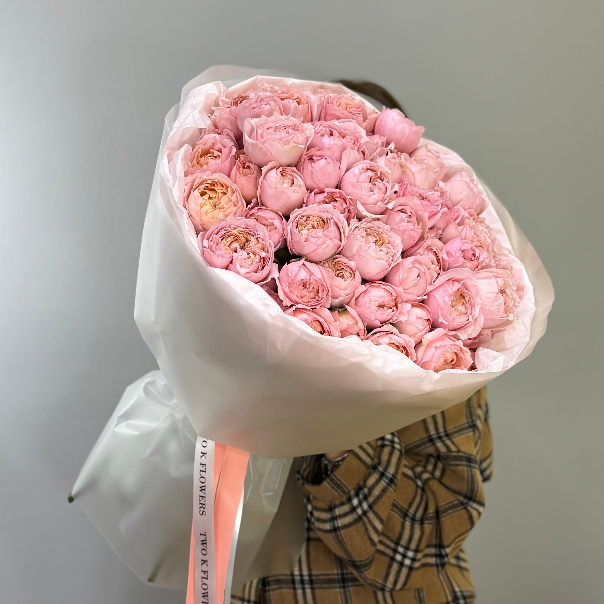 Монобукет Two K Flowers "Джульетта", пионовидные розы, розовый, 50х40 см