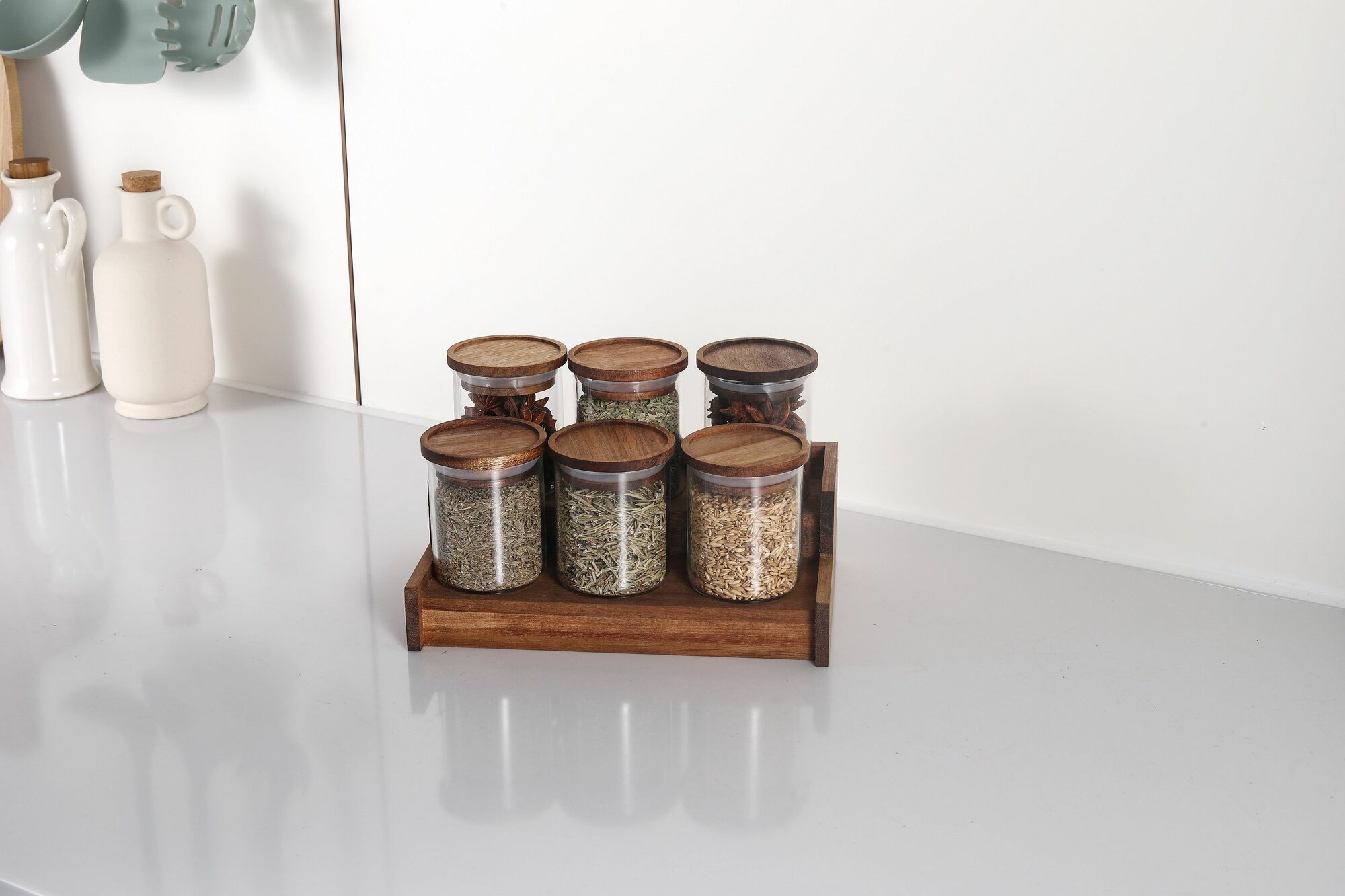 Набор из 6-ти баночек 200мл для специй из жаропрочного стекла Rohaus с крышками из акации на подставке