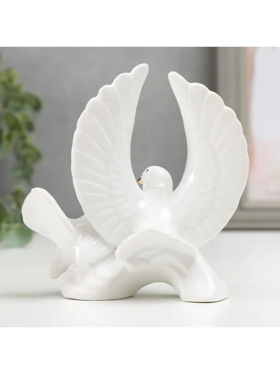 Элегантный фарфоровый сувенир с голубями и стразами