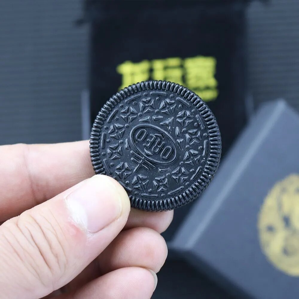 Игрушка для снятия стресса для взрослых, EDC черная металлическая монета слайдер, Дизайн печенье Oreo (+ 1 спинер в подарок)