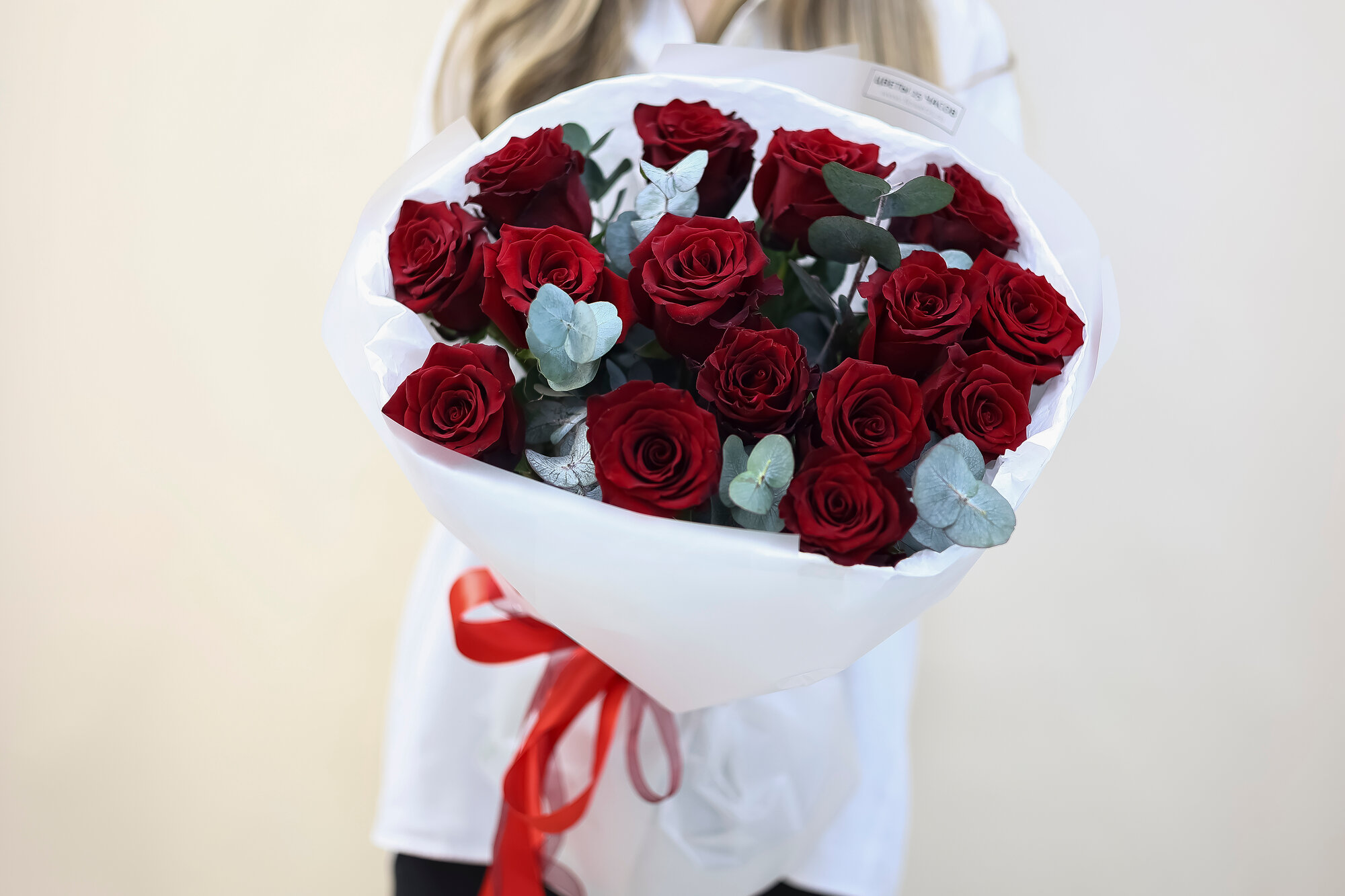 Букет с Эквадорской Красной розой и Эвкалиптом в Корейской упаковке, "Цветы 25 часов".