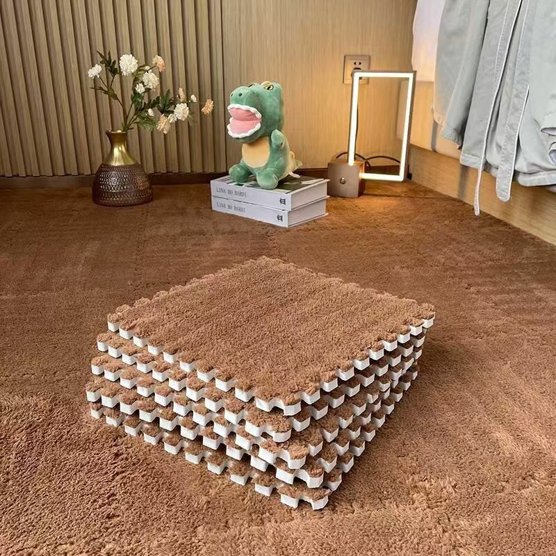 На краю кровати лежит пушистый ковер, подходящий для всех полов, коричневый, размер 30x30 см, 10 шт.