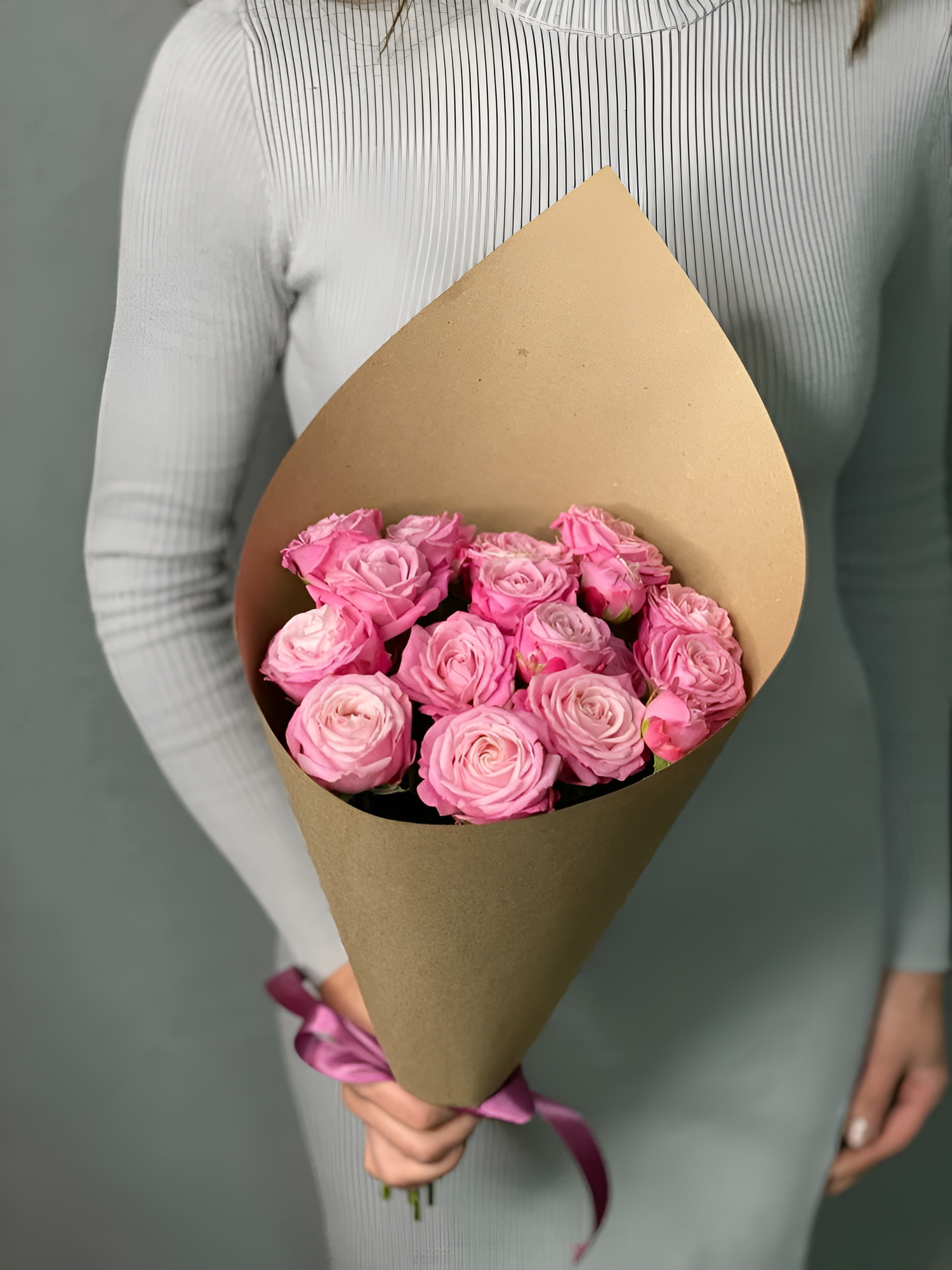 Букет свежесрезанных цветов из 7 кустовых роз Леди Бомбастик