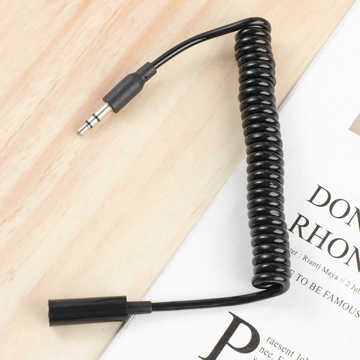 Аудиоудлинитель 3.5 мм с гибким пружинным кабелем для наушников длиной 1 м черный