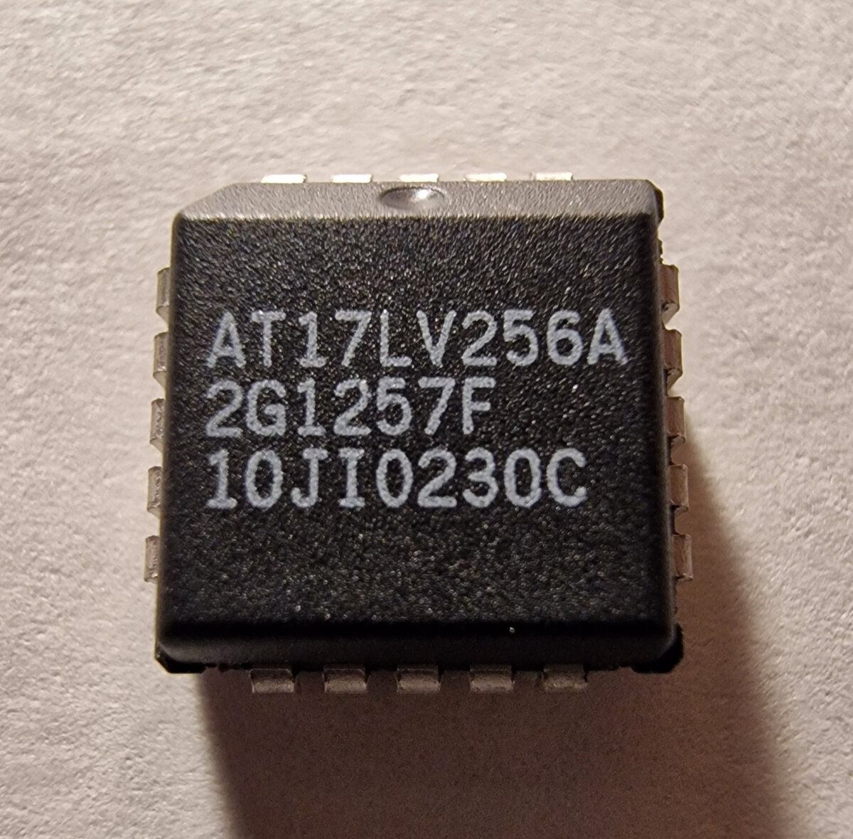 Микросхема AT17LV256A-10JI