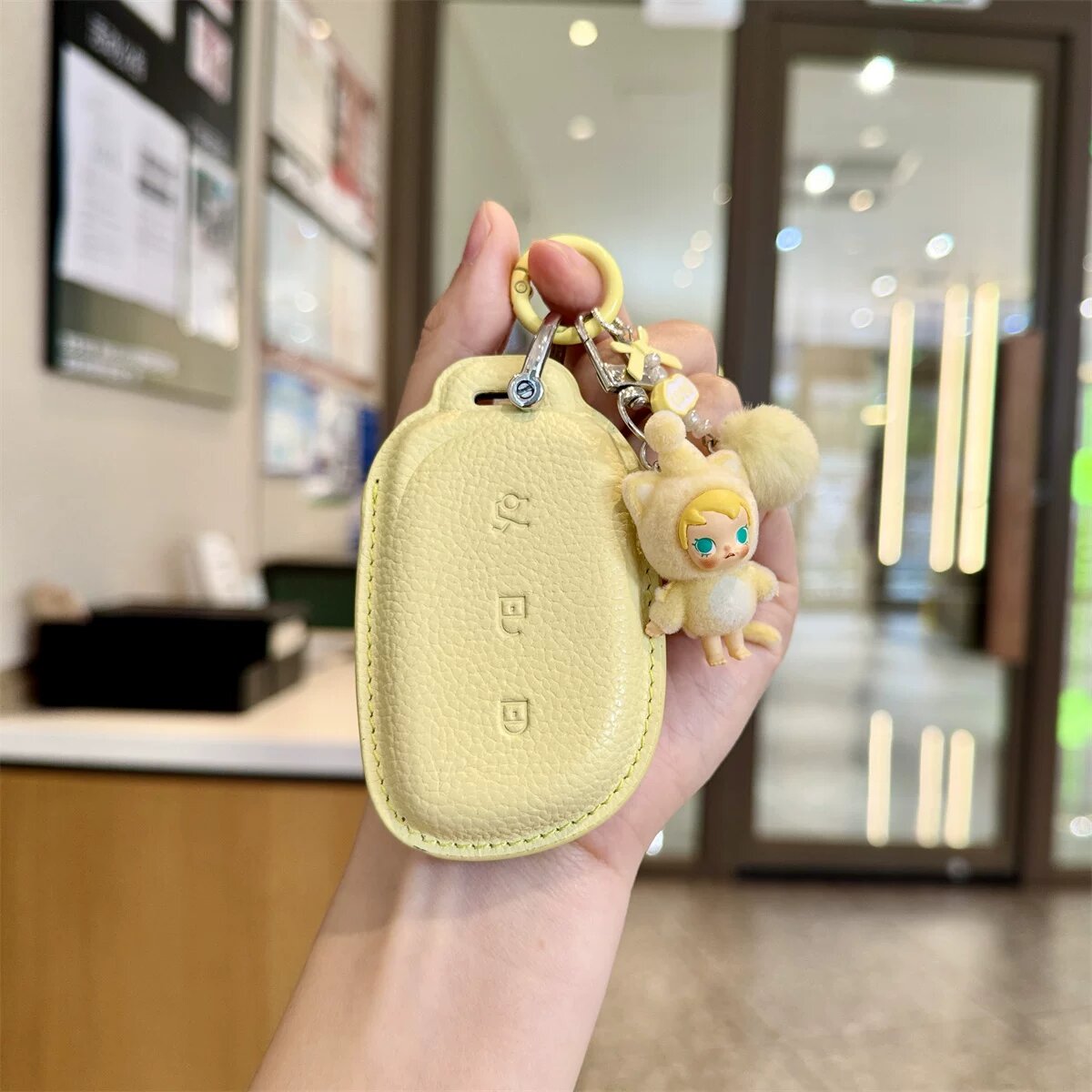 Кожаный чехол для ключей Lynk & Co D-стиль, куриная желтая с помпоном и персонажем Molly аксессуар