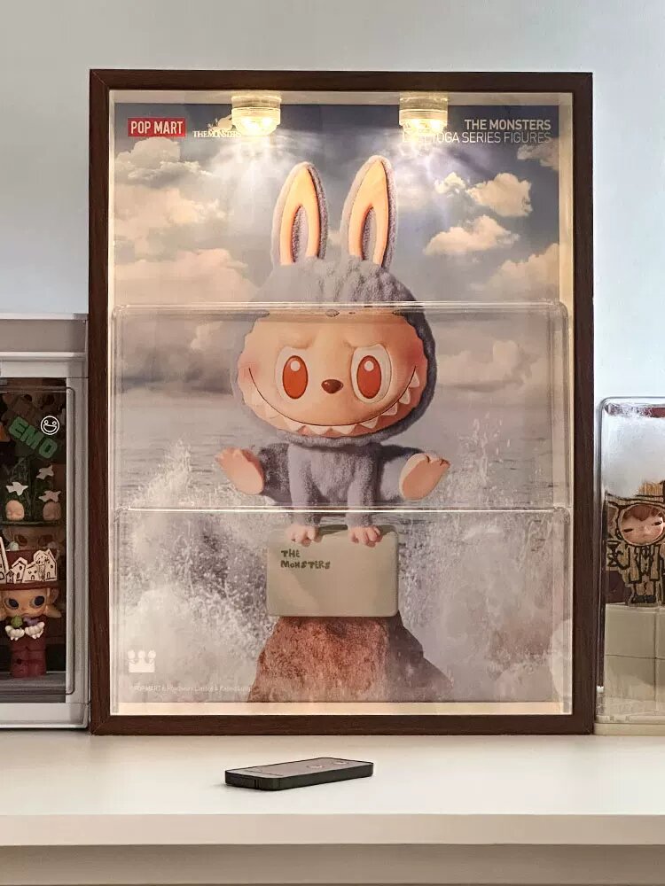 Pop Mart THE MONSTERS LABUBU Серия «Ленивая Йога» Дисплей-коробка 16 дюймов с подсветкой для коллекционных фигур