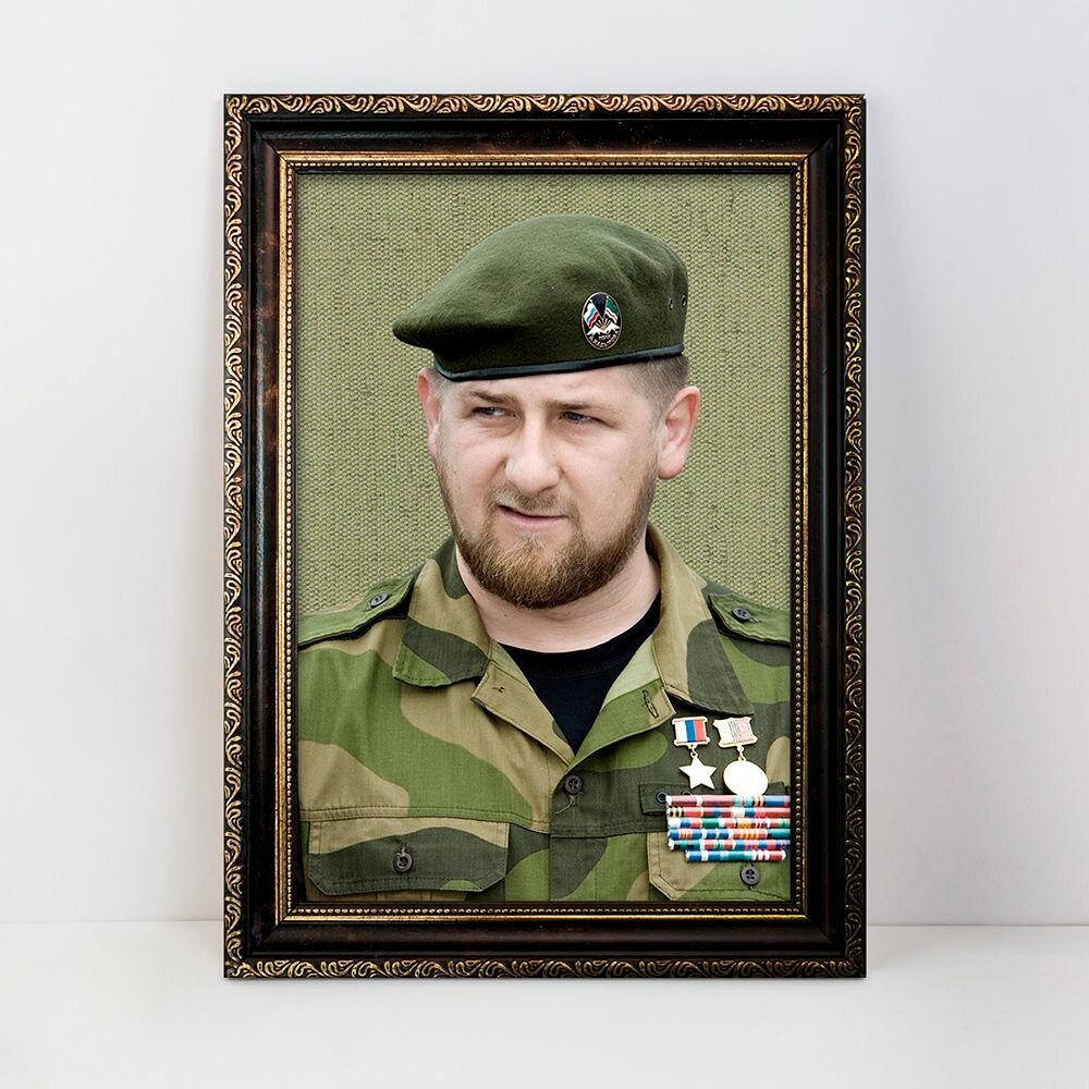 Портрет Рамзана Кадырова на холсте в багетной темно-коричневой рамке / А-4 (21x30 см.)