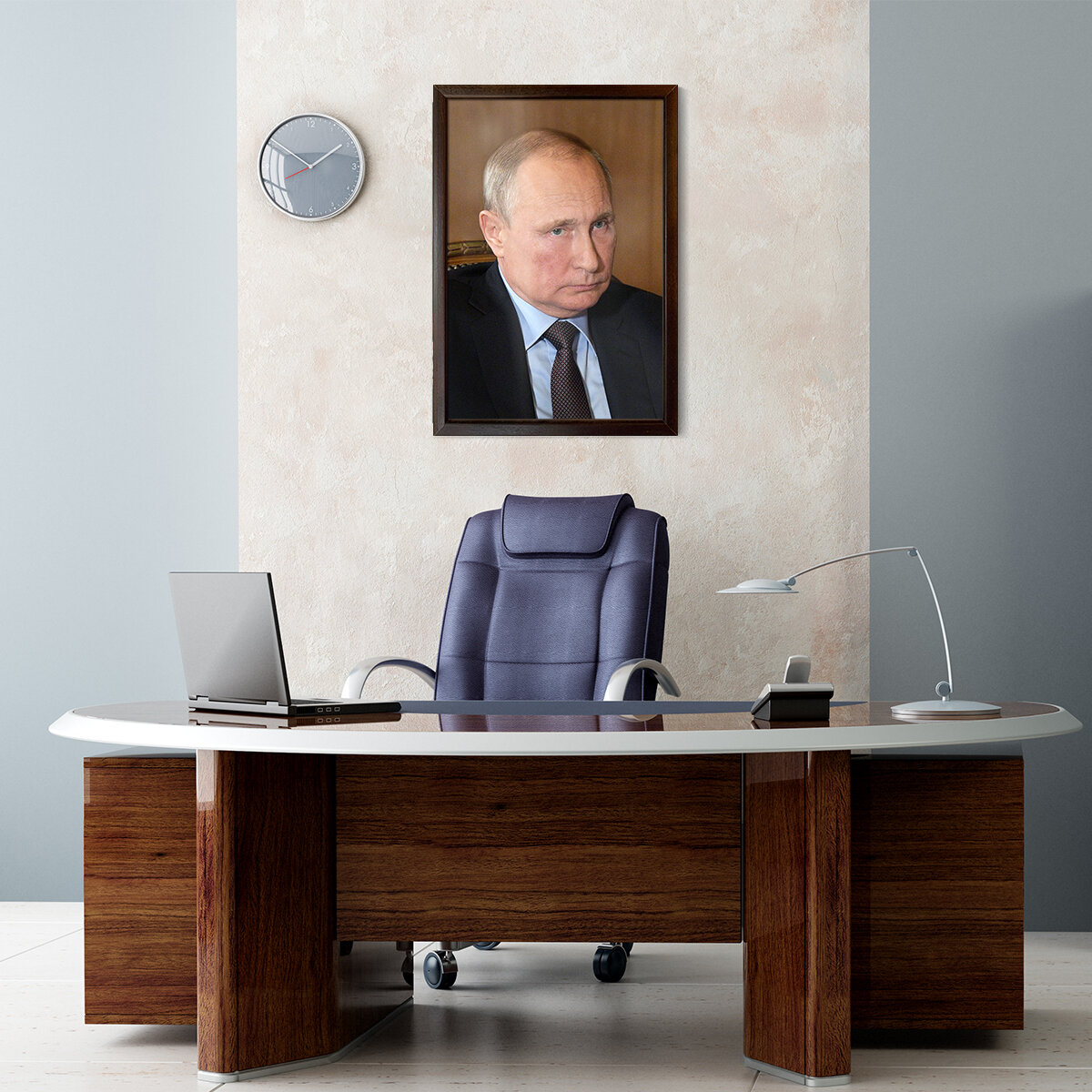 Портрет Владимира Путина на холсте в рамке под дерево / А-4 (21x30 см.)