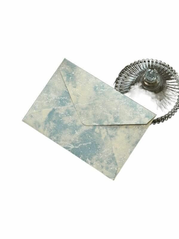 Позолоченный конверт с письмом