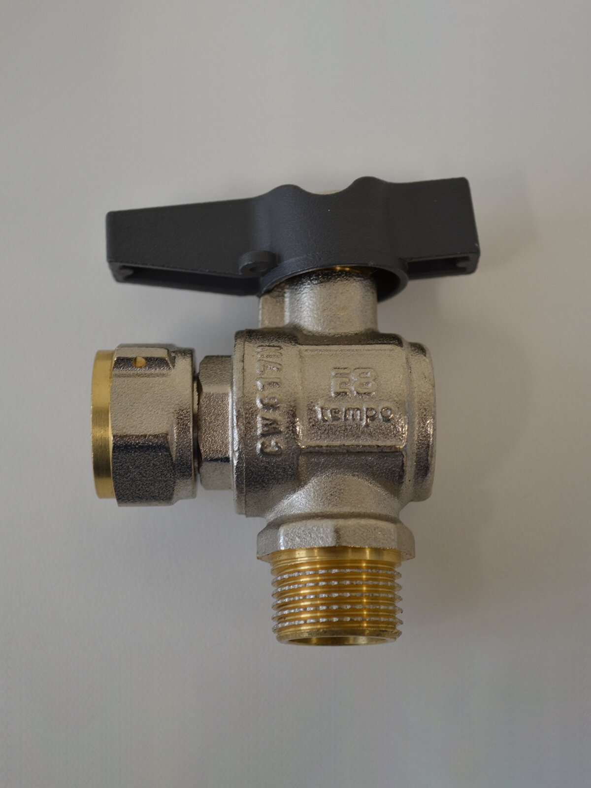 Кран шаровый латунный угловой для воды 1/2' с накидной гайкой американкой