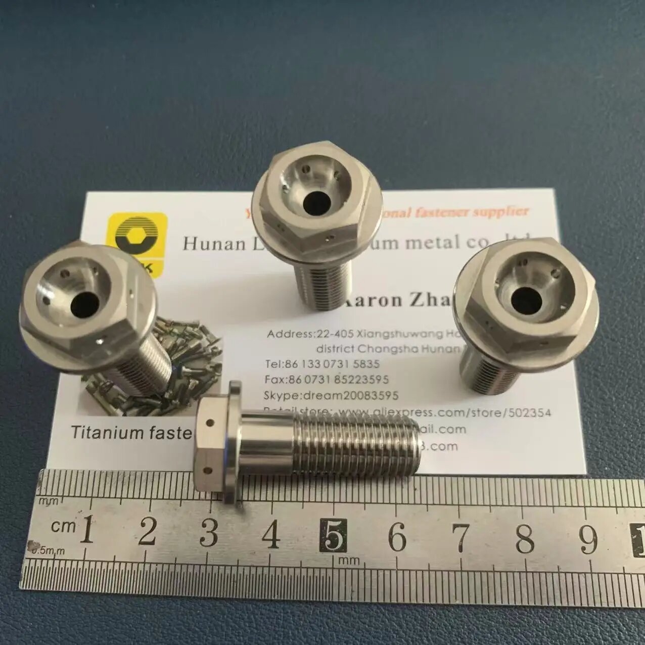 Титановые болты M10x1.25x28 с отверстием Gr5