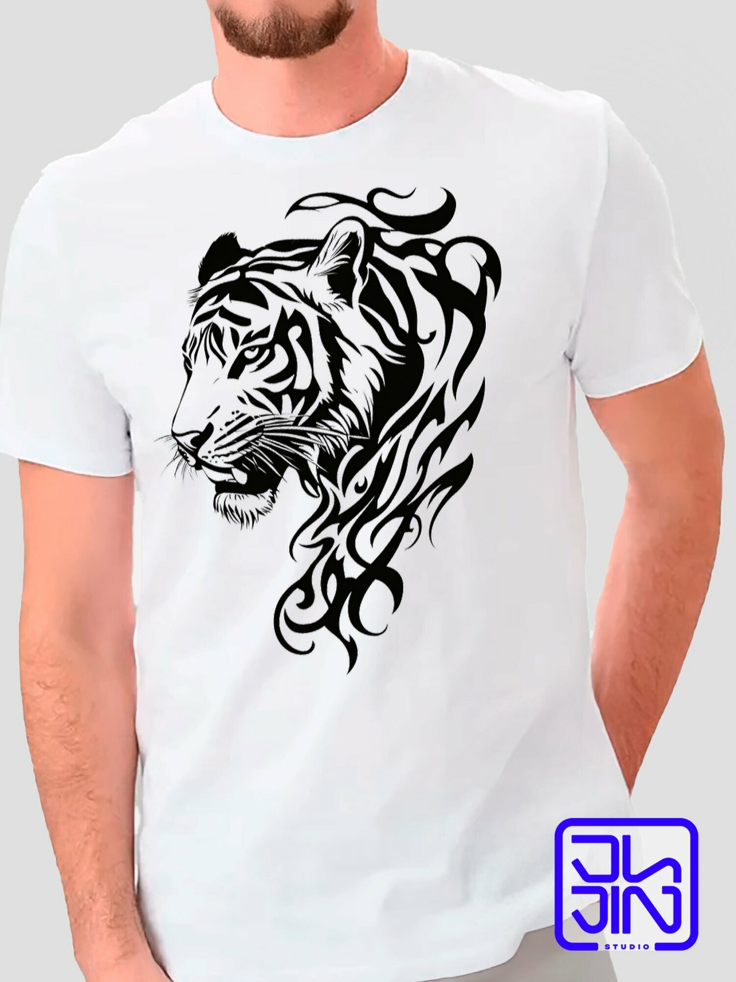 Футболка классическая мужская с авторским принтом Черно-белый этнический силуэт тигра с агрессивными тату узорами, белый хлопковый трикотаж с прикольным рисунком на груди