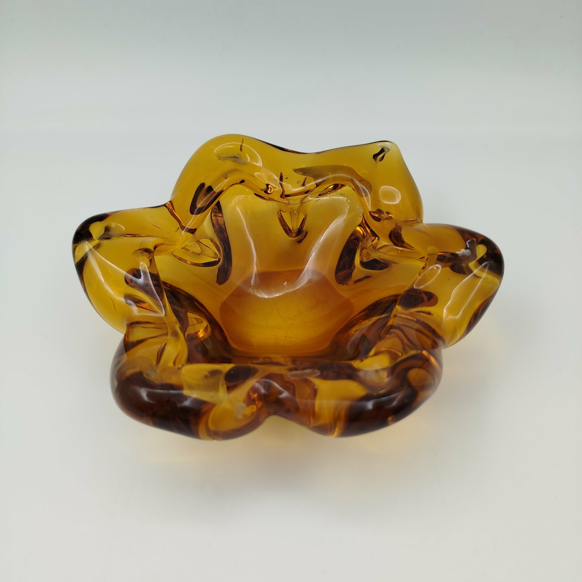 Ваза (орешница) в форме цветка медового оттенка, стекло, гутная техника, СССР