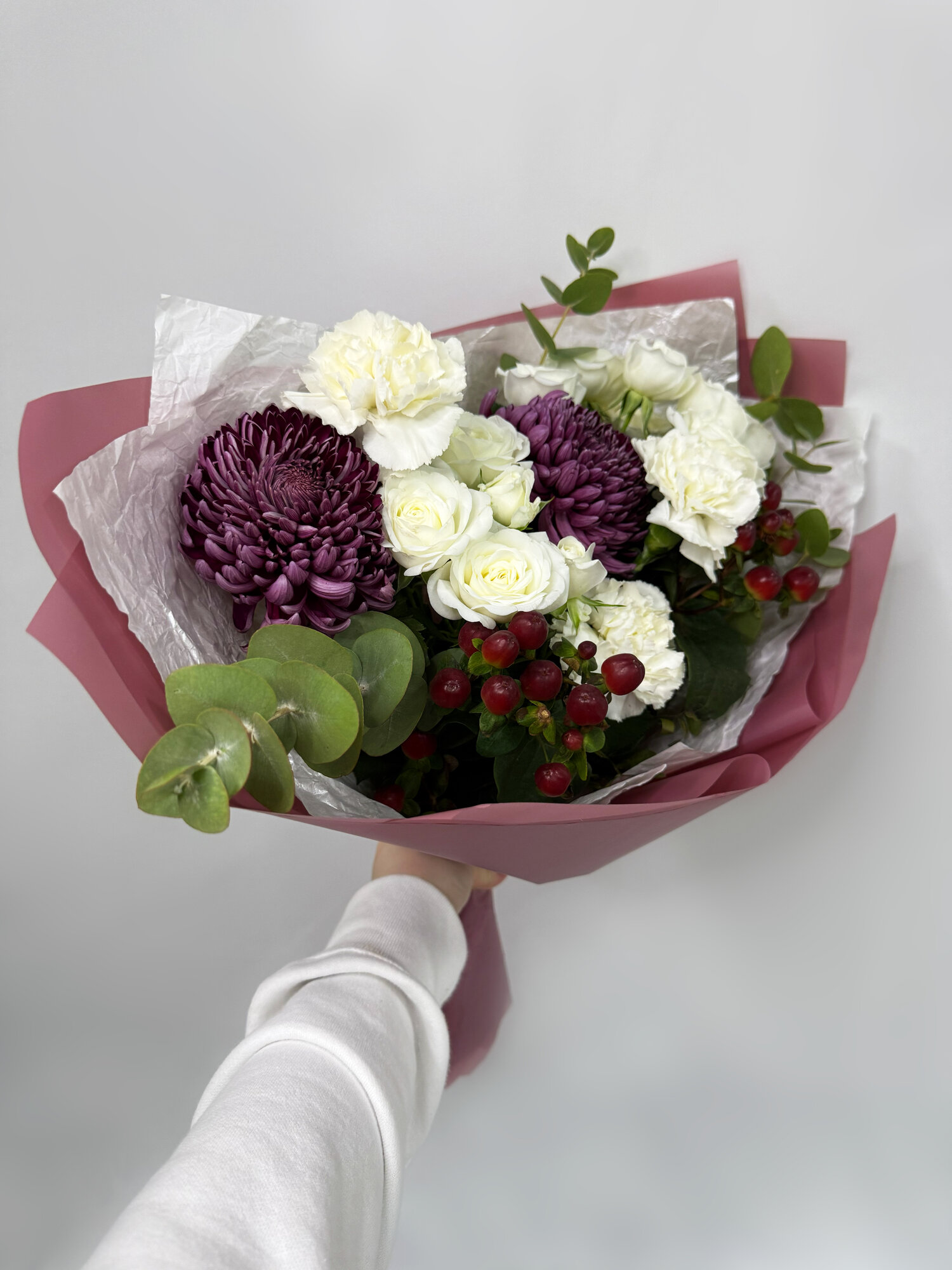 Букет из хризантем сорта бигуди, белых кустовых роз и диантусов