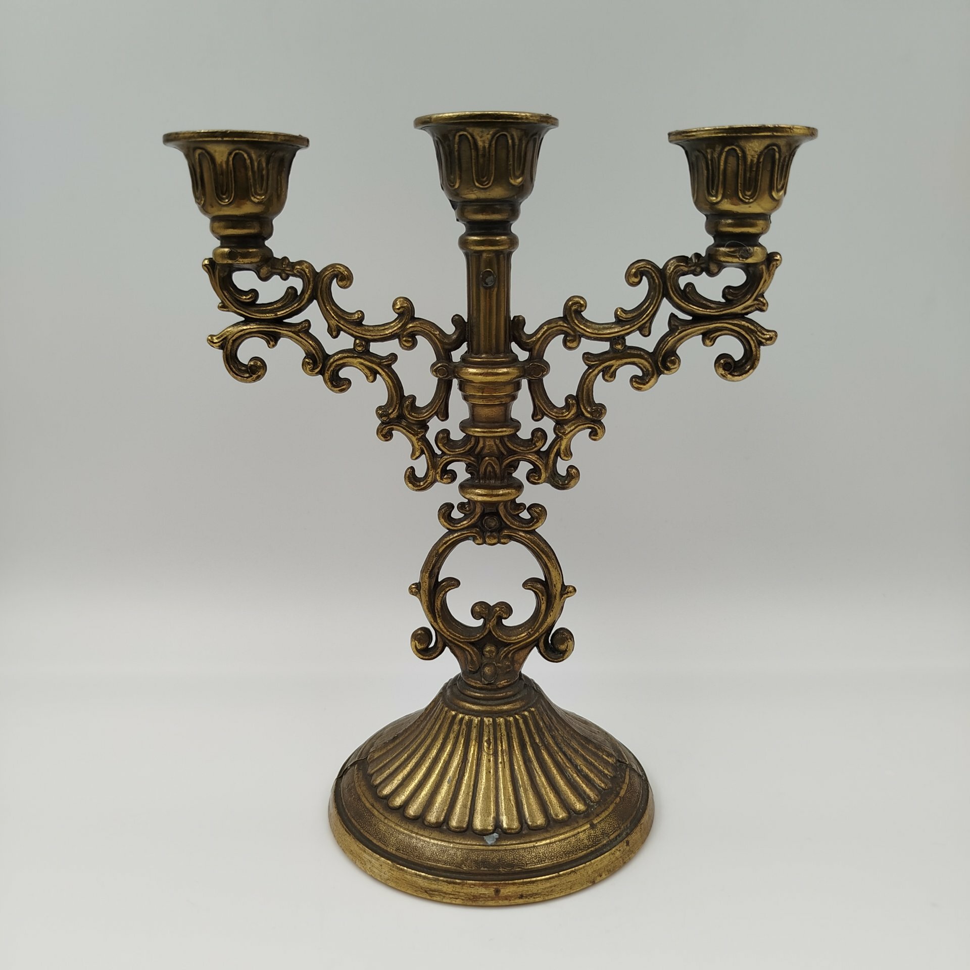 Канделябр на три свечи на фигурном основании в виде растительных побегов, металл