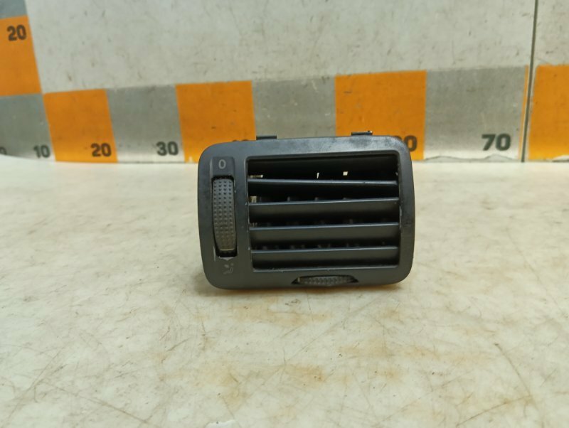 Б/У Дефлектор воздушный Volkswagen Passat 1997 B5 Прав. 456567 VAG арт. 3B0819704