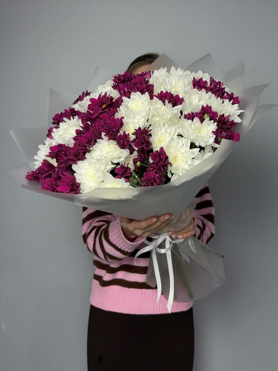 FRESH FLORA Фиолетовый туман – большой букет из белых и фиолетовых хризантем с доставкой