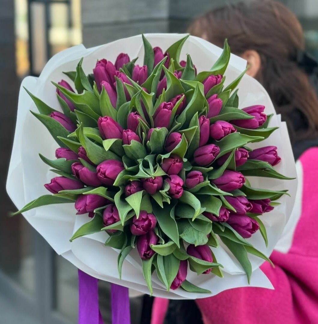 Букет из фиолетовых тюльпанов