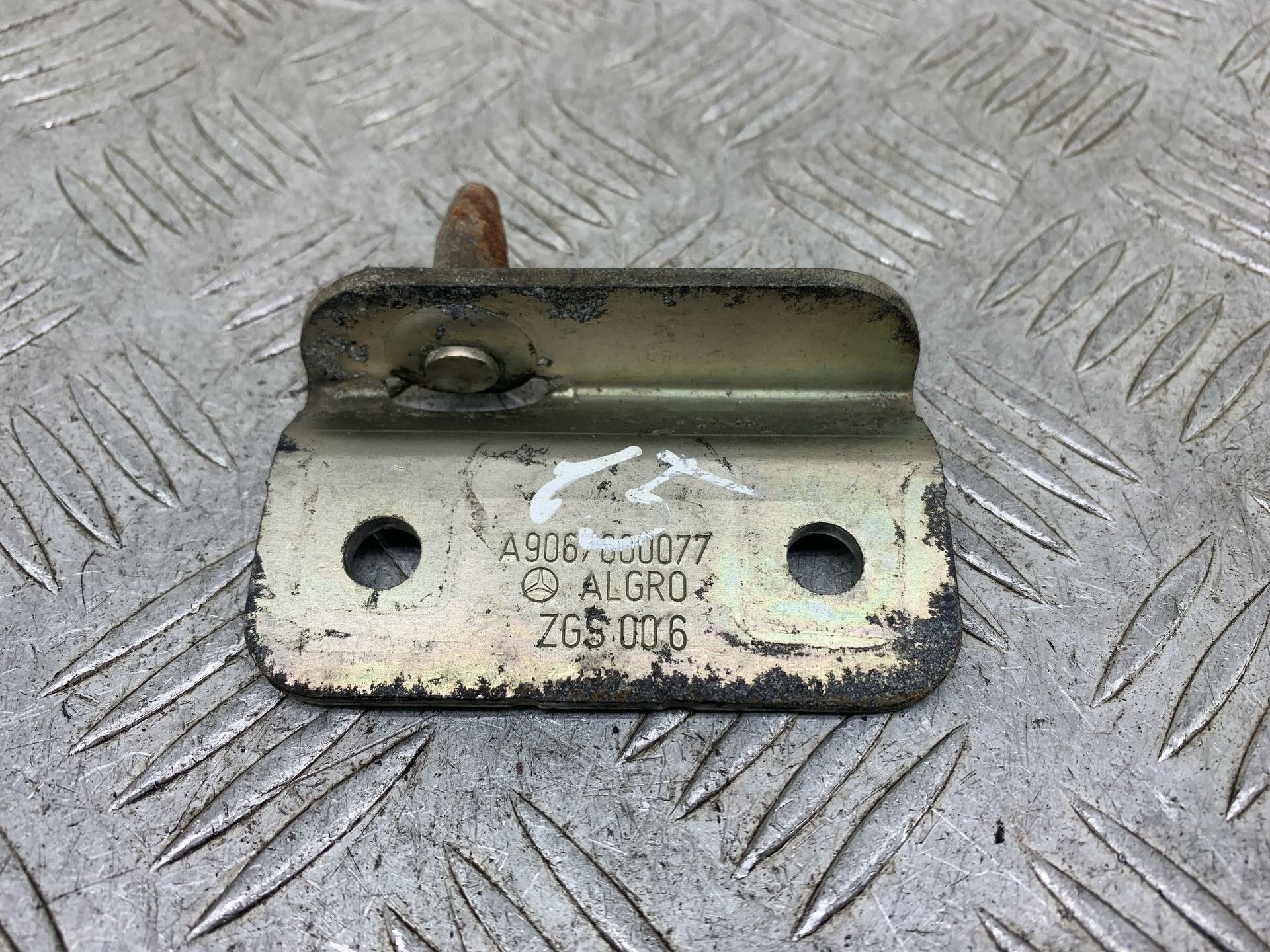 Ответная часть (скоба) замка двери Mercedes-Benz Sprinter W906 (2006 - 2014) A9067600077