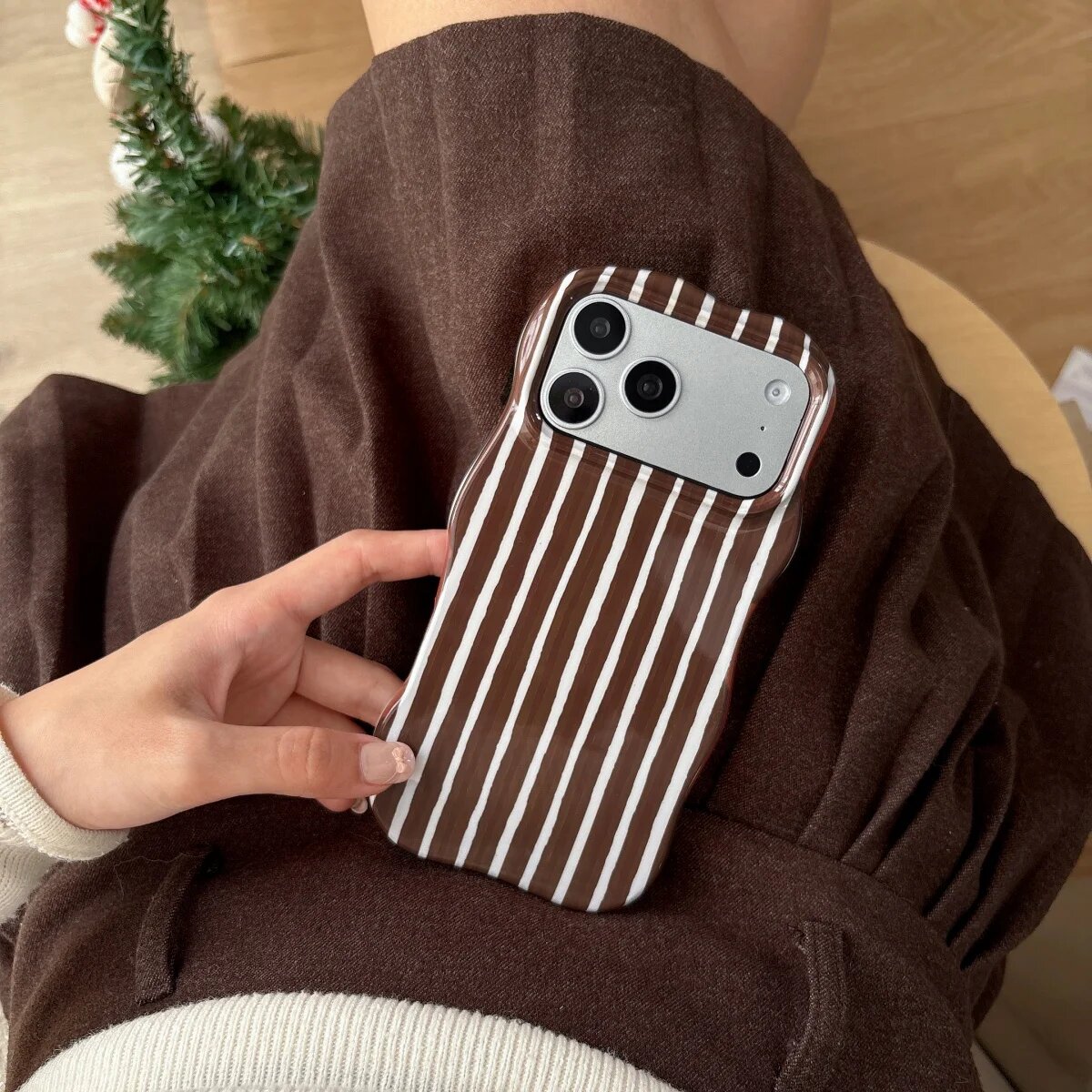 Коричнево-белый полосатый чехол для iPhone 16 Pro Max