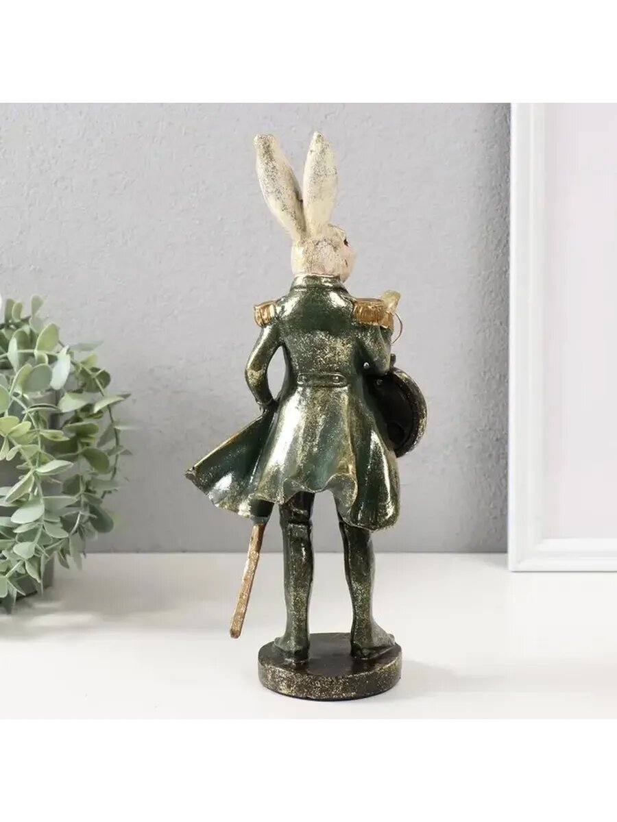 Уникальный сувенир-заяц с часами в ярком оформлении