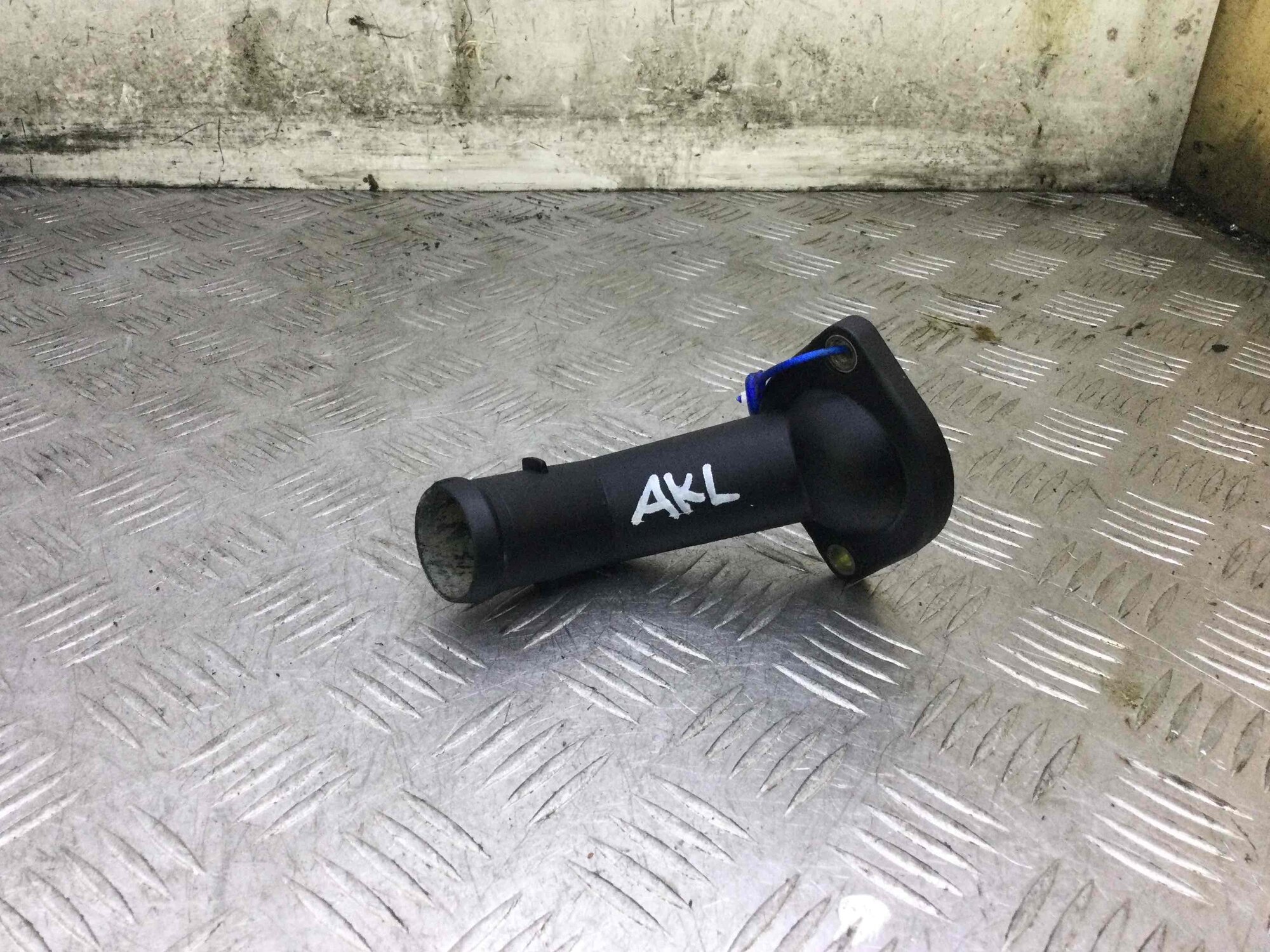 Б/У Фланец (тройник) системы охлаждения Volkswagen Golf 4 поколение (1997-2004) 1998 г.