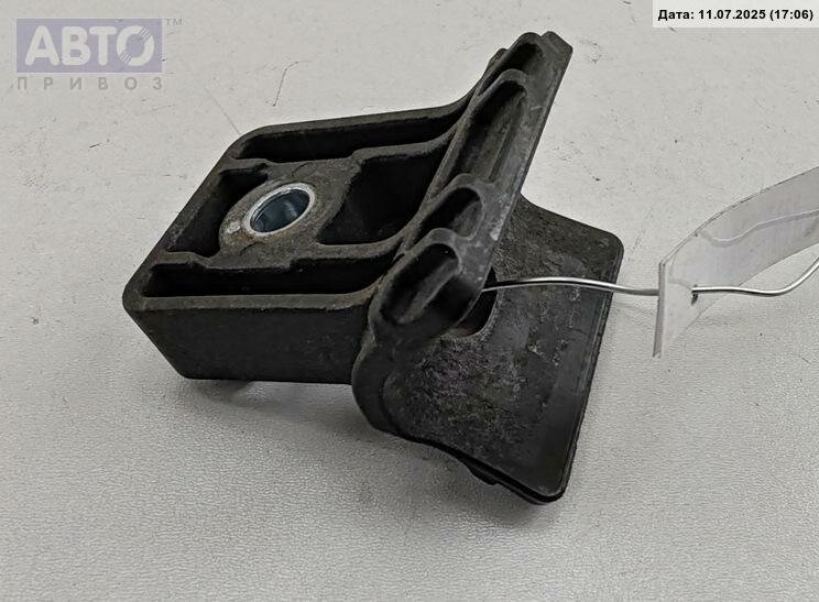 Кронштейн радиатора Opel Astra J (2009-2015)