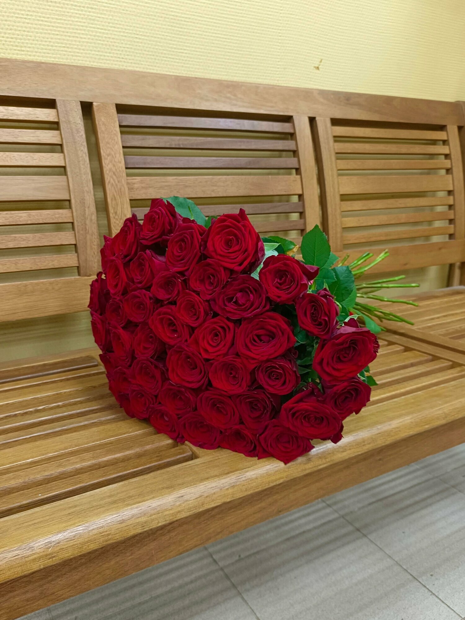 Живые цветы букет красных роз 41 шт. 60 см, "Аллегория страсти", сорт - "Ред Наоми", Rurose