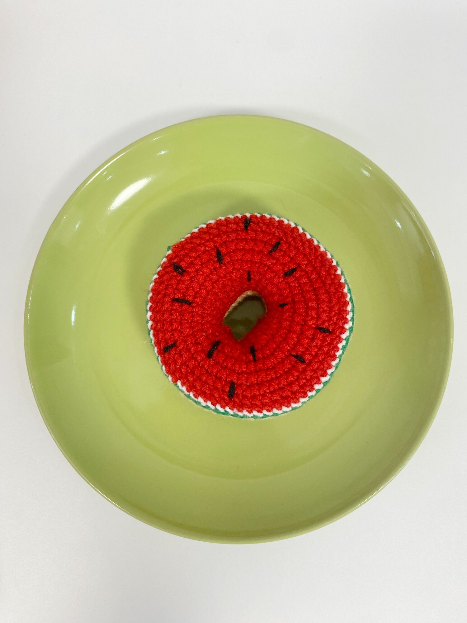 Фигурка декоративная пончик в виде арбуза 1 шт