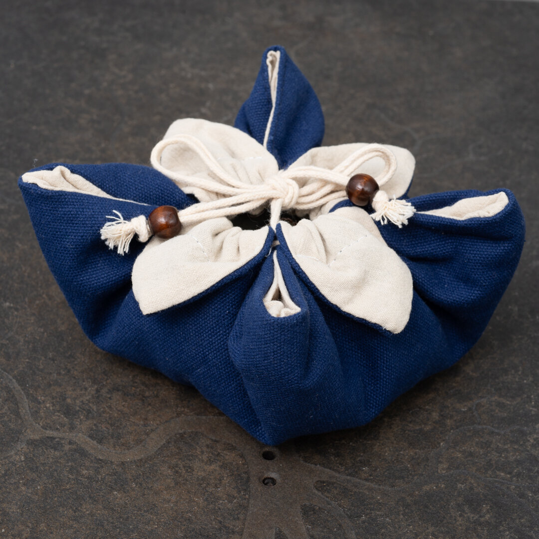 Синий тканевый мешочек с завязками