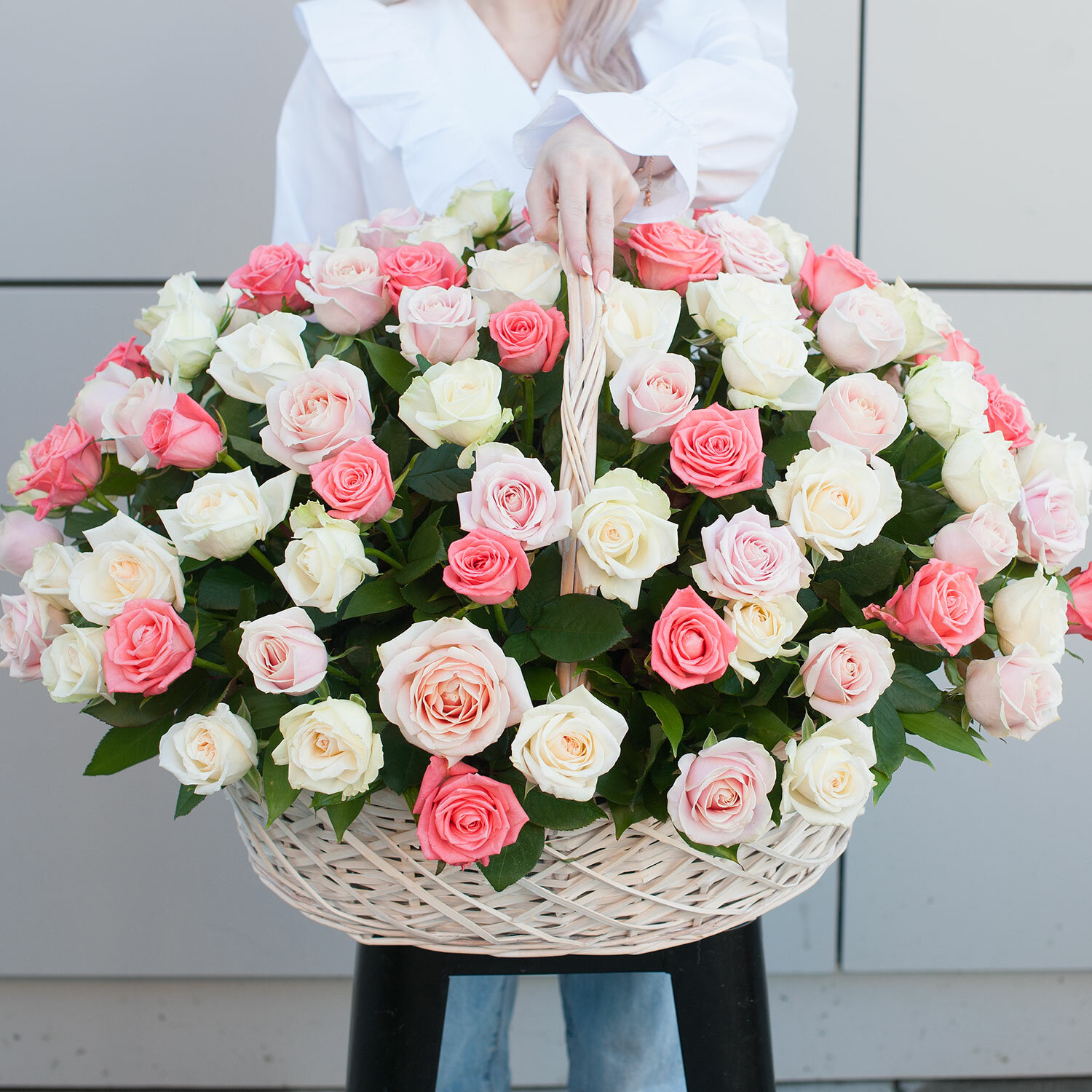 Корзина из роз, "Кружевные Лепестки", белые, кремовые, лососевые