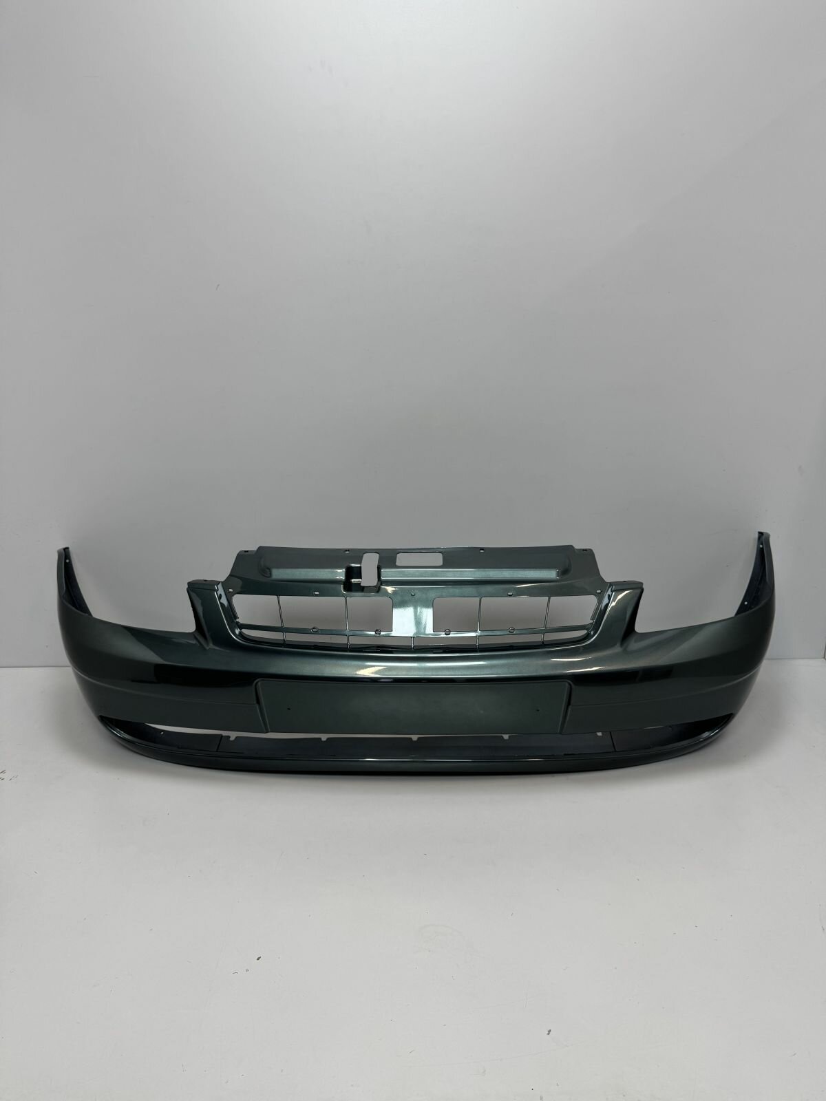 Бампер передний в цвет для Лада Приора 1 2007 - 2013 г. 360 - сочи, серо зеленый