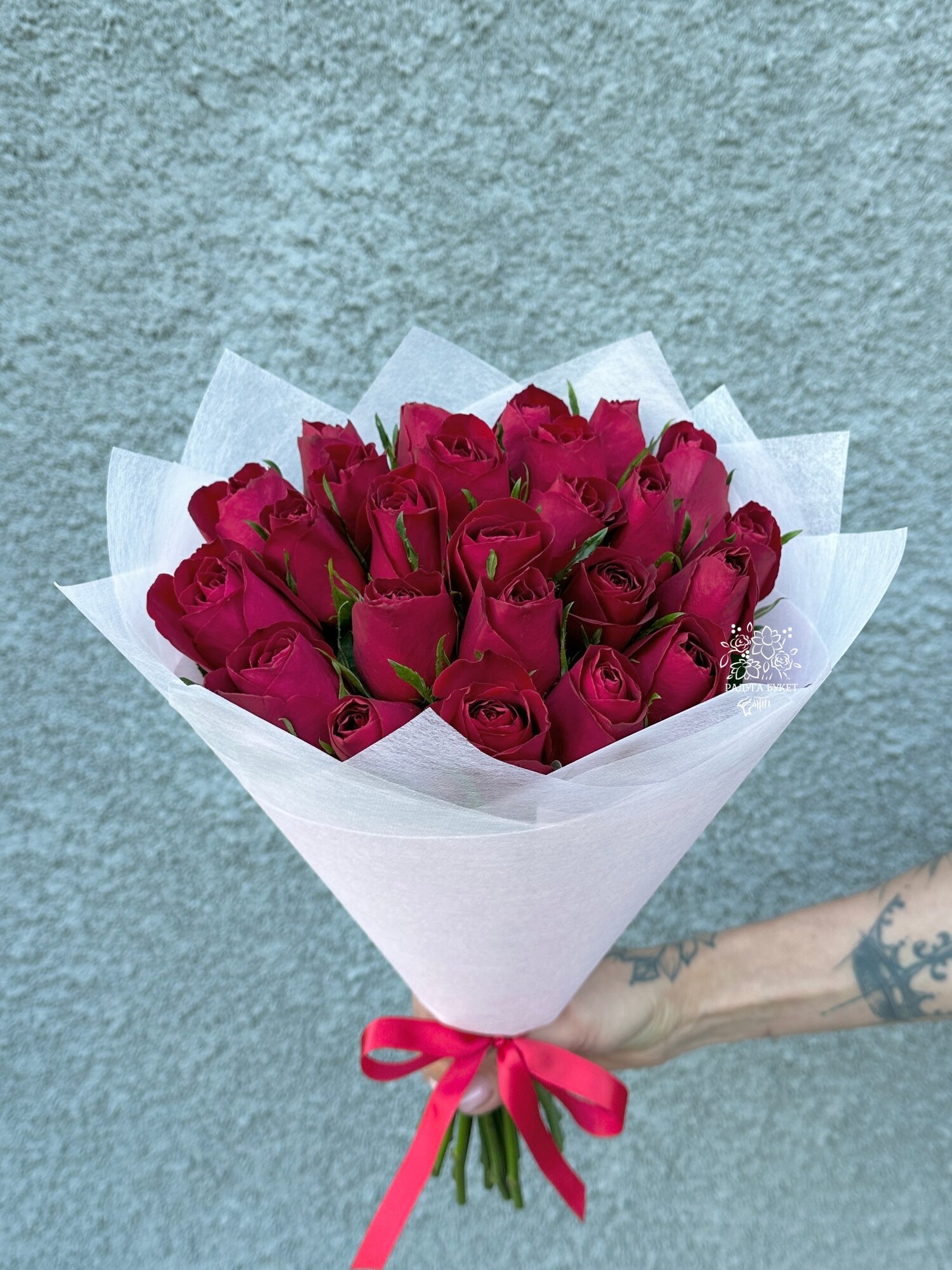 Букет живых цветов из 25 красных роз 40см в упаковке / Кения Арт. 154100 / Радуга Букет