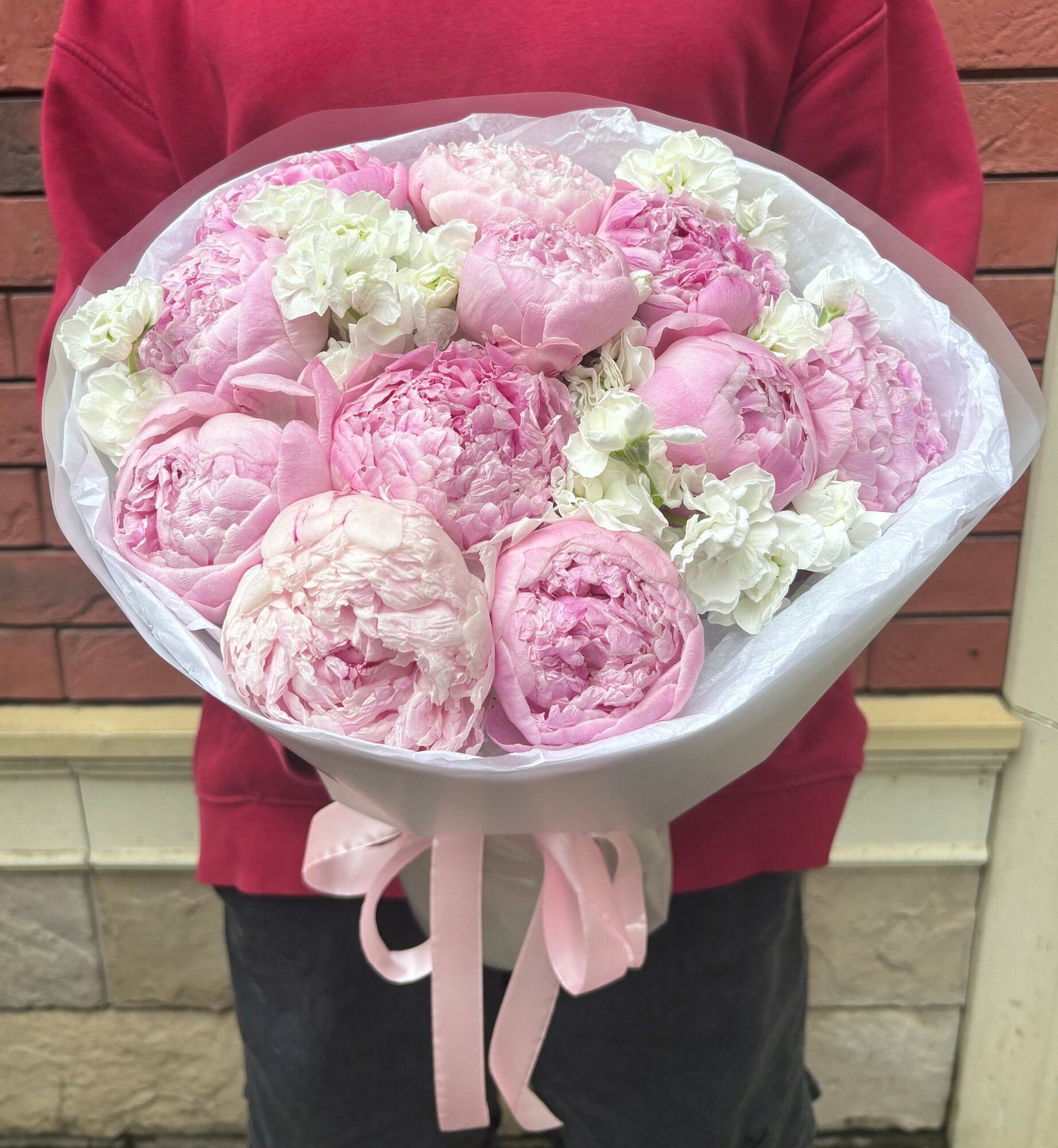 Букет «Нежный повод» (розовые пионы Сара Бернар, белая ароматная маттиола)