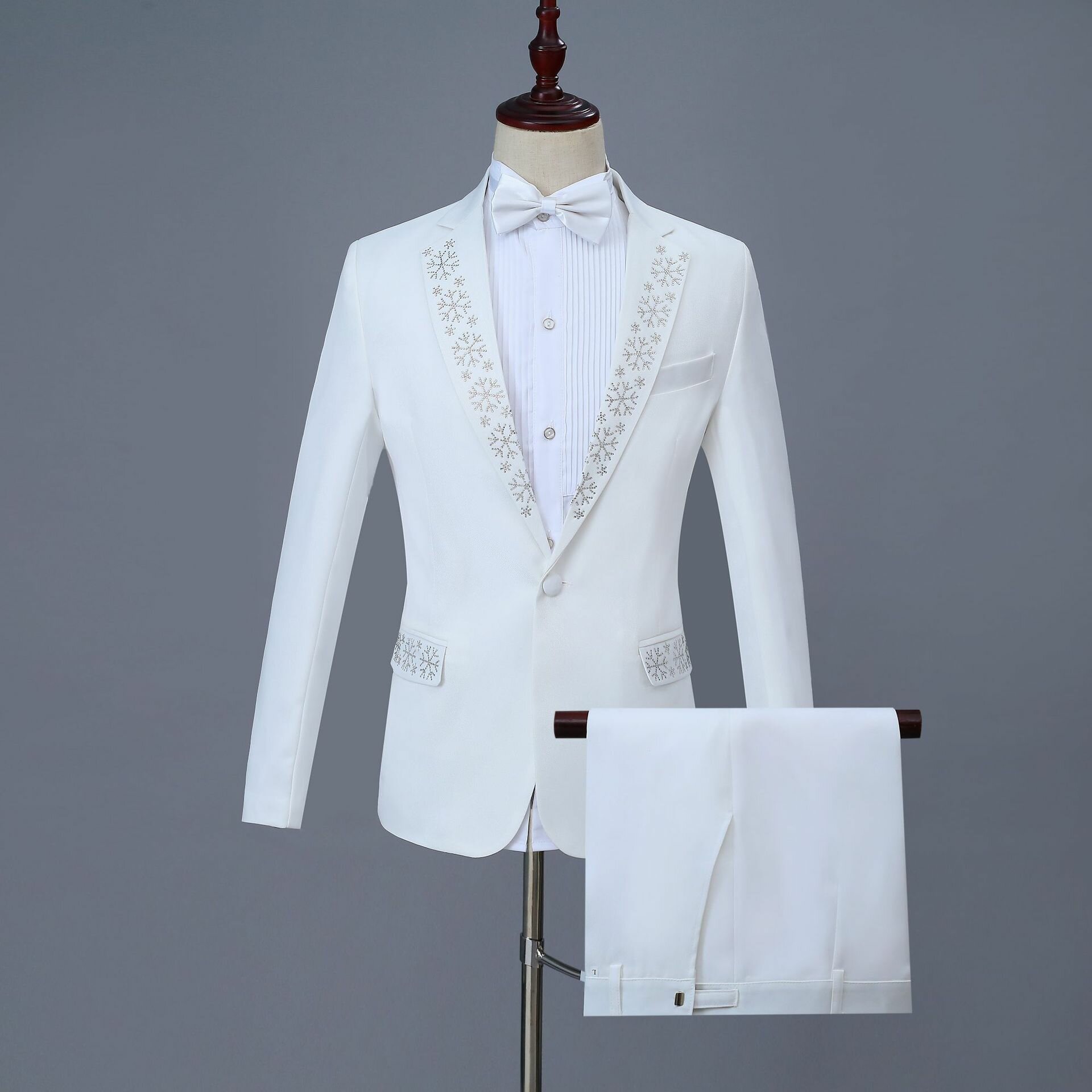 Костюм, белый с серебристыми бриллиантами, размер L, рост 175 см, вес 140 кг