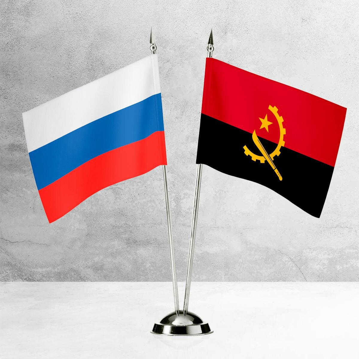 Настольные флаги России и Анголы на пластиковой подставке под серебро