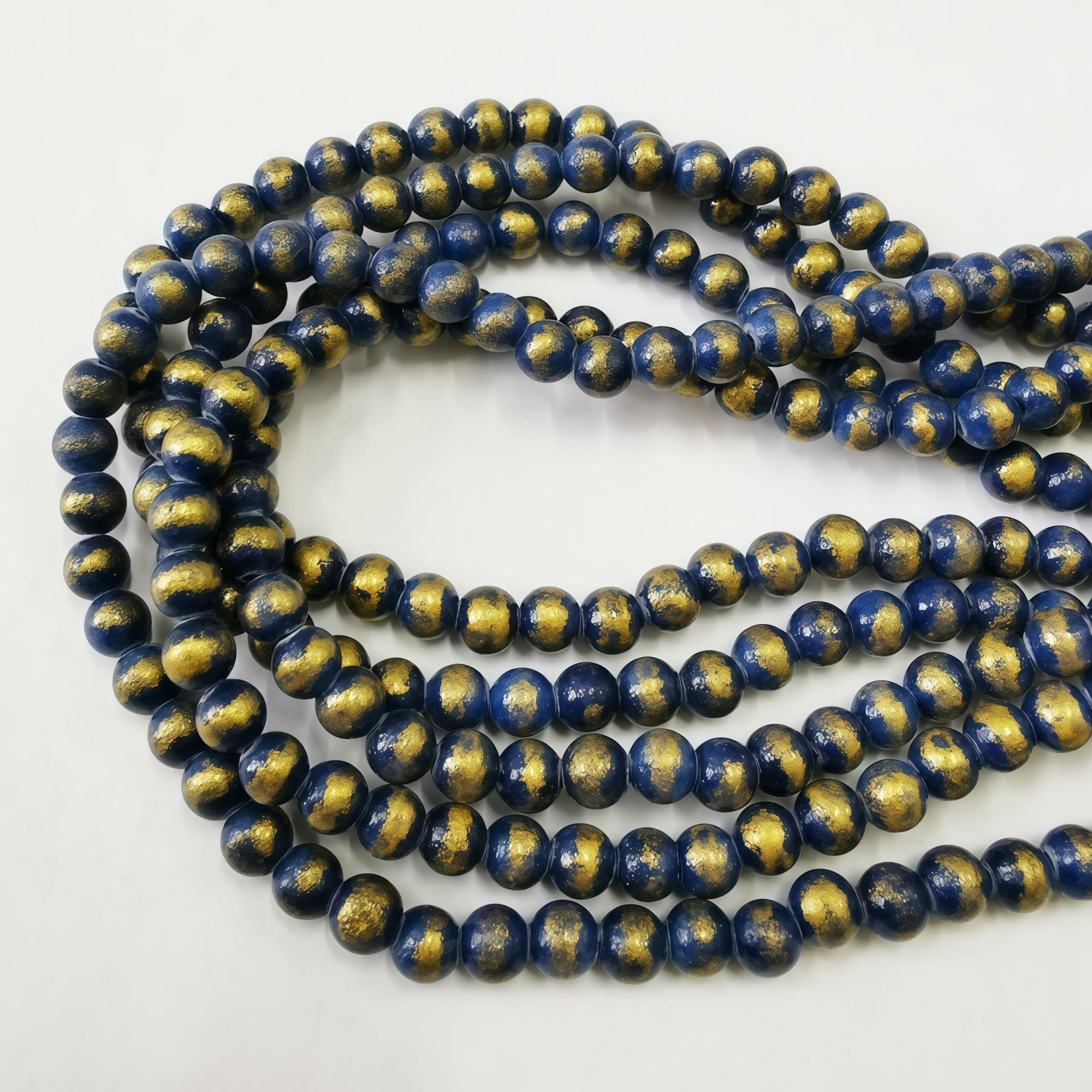 Бусины каменные, жадеит прессованный, синий с золотой поталью, 4мм, 95 шт, низка