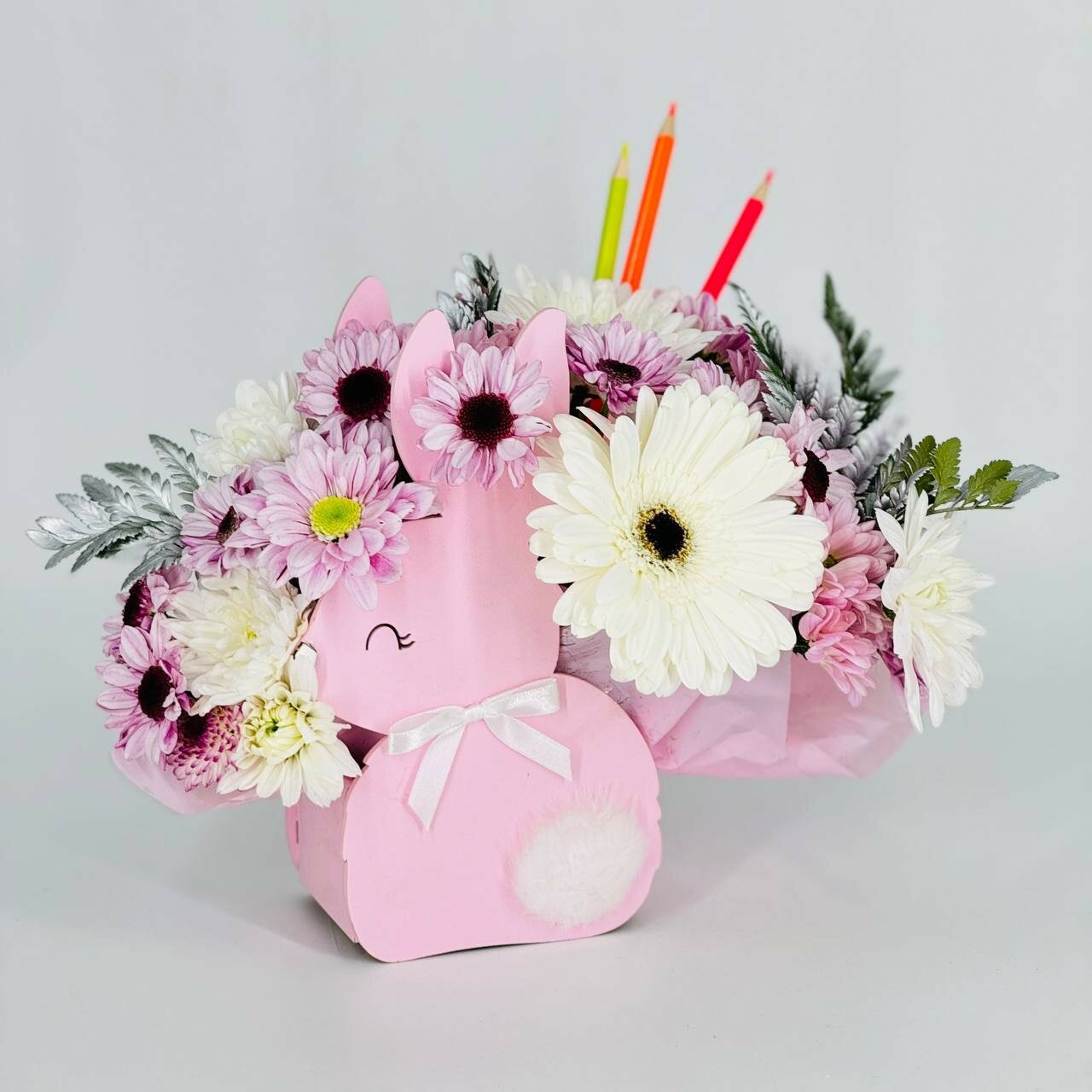 Детский букет на линейку 1 сентября День знаний в фигурном кашпо розовый кролик. Цветы гербера, хризантема с папоротником и карандашами
