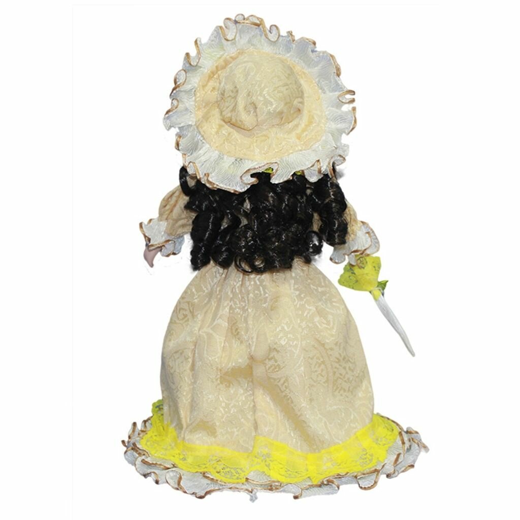 Фарфоровая кукла в парчовой одежде