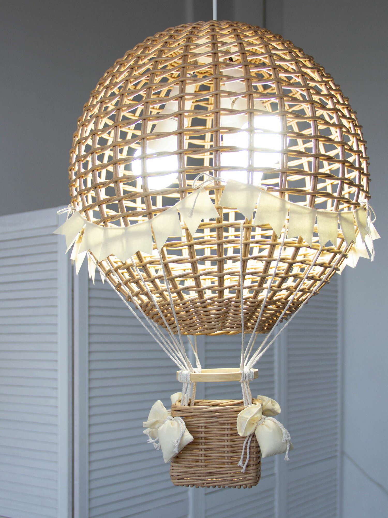 Люстра потолочная подвесная с тремя лампочками для детской комнаты Воздушный шар