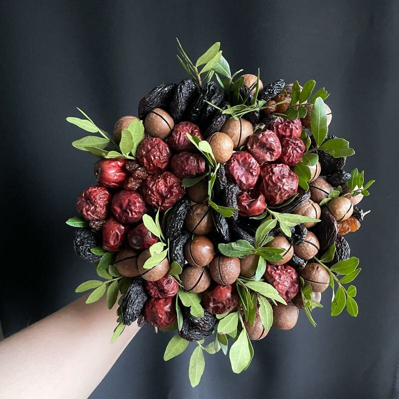 Мужской букет с орехами и сухофруктами очень хорошо