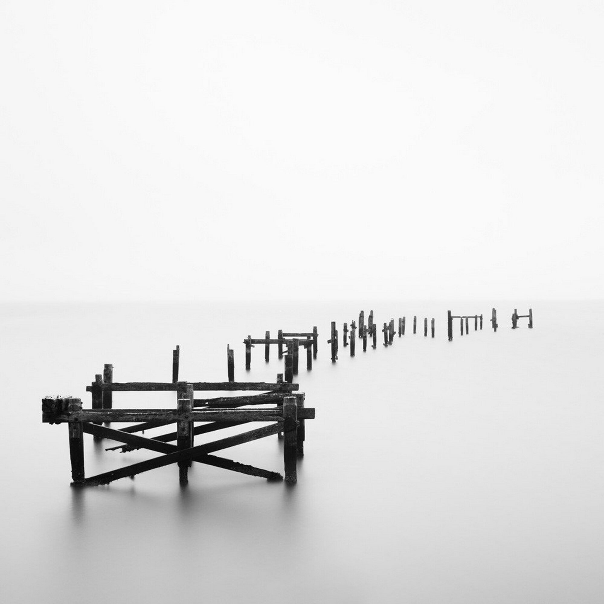 Плакат, постер Пирс в тумане (чёрно-белая фотография) на бумаге, размер 60х84см