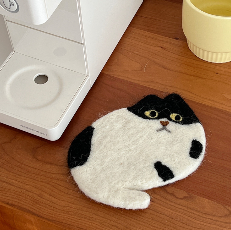 Подставка под горячее в виде черно-белого кота MyPads Y596000, выполнена из шерсти, идеально подойдет для кружки и стакана, отличный подарок на нов.